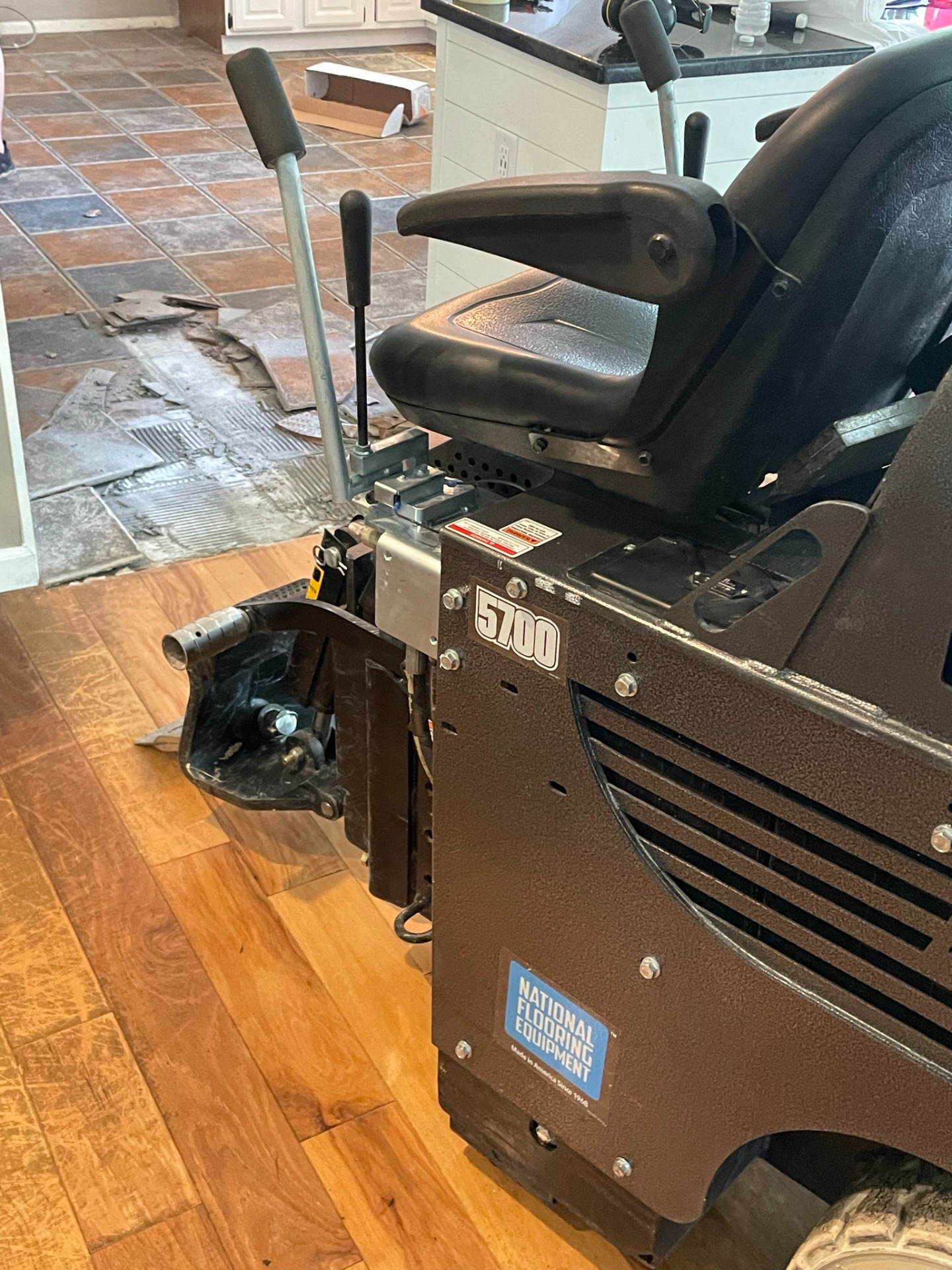 TILE DUSTLESS REMOVAL / INSTALLATION KITCHEN CABINETS